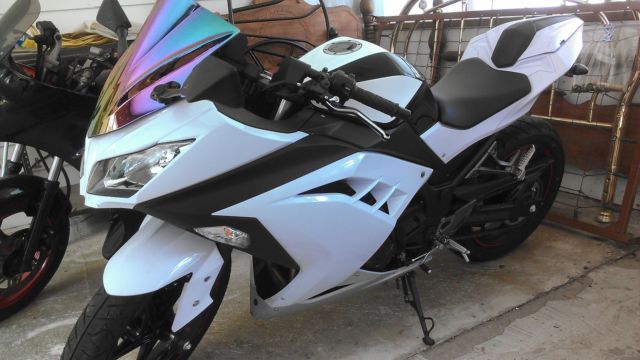 2014 KAWASAKI NINJA 300es IN WHITE