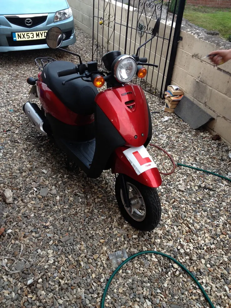 sinnis / suzuki 50cc scooter/moped registered, only covered 12 miles