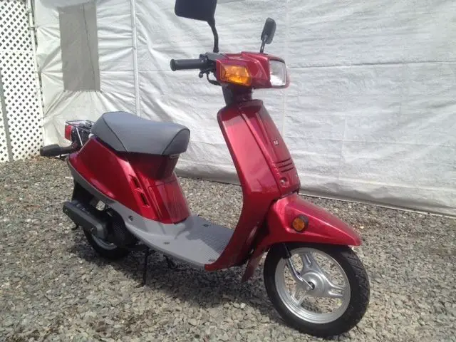 YAMAHA RAZZ RIVA 50CC SCOOTER MOPED GAS POWERED NICE . LIKE NEW