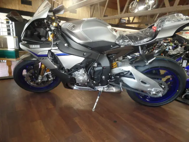 2016 Yamaha YZF-R1M sportbike