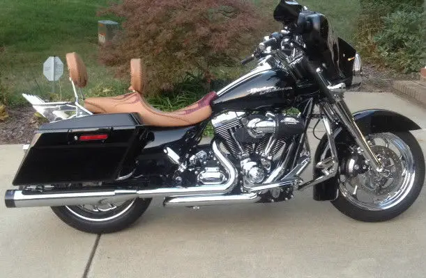 Harley Davidson Street Glide Clean and FULL OF CHROME