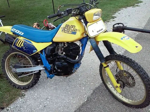 SUZUKI DR 200