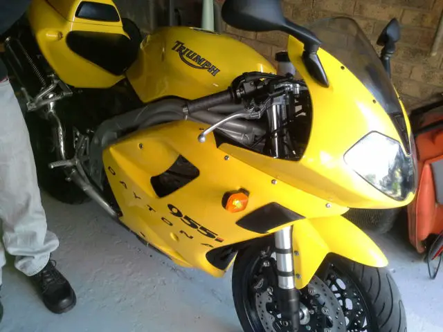TRIUMPH 955cc MOTORBIKE