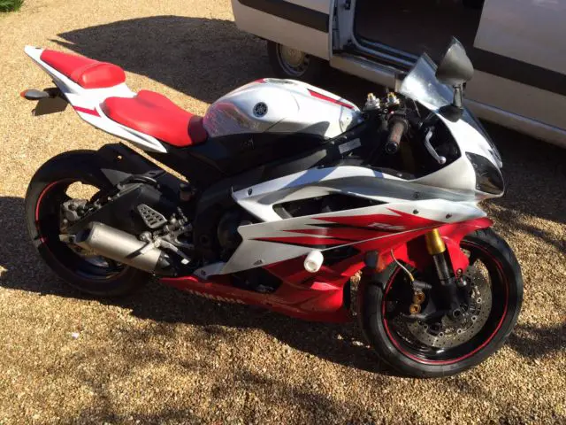 Yamaha R6 2006 red & white