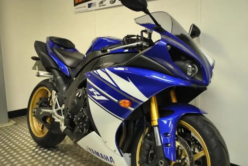 Yamaha YZF R1 10