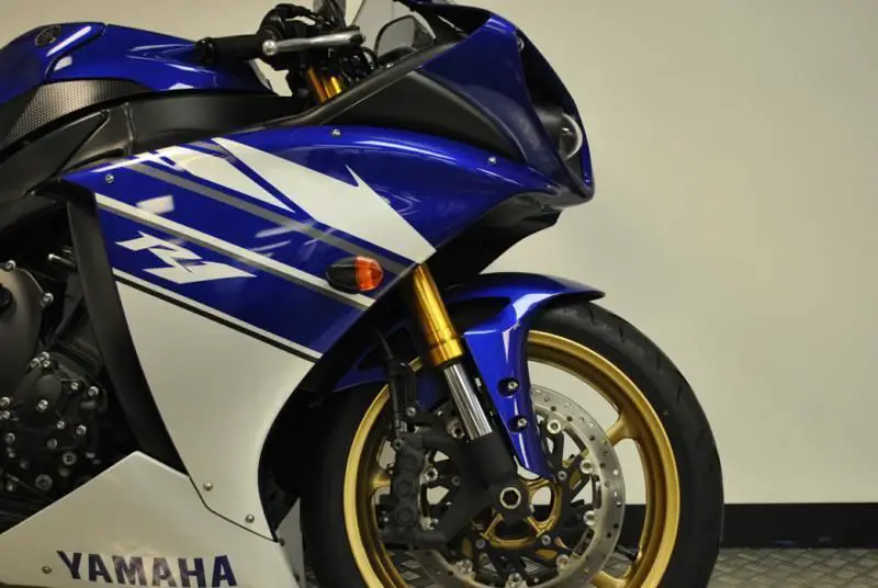 Yamaha YZF R1 10